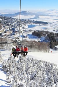 Station super besse, ski et sport d'hiver en famille à la montagne.