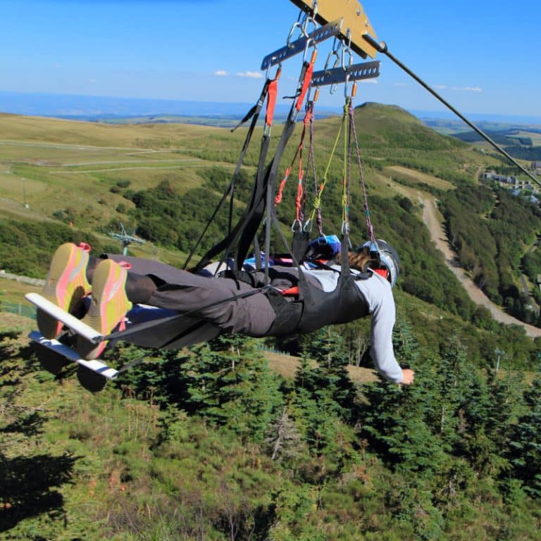 Super Besse, station de ski multi-activités à la montagne été et hiver.